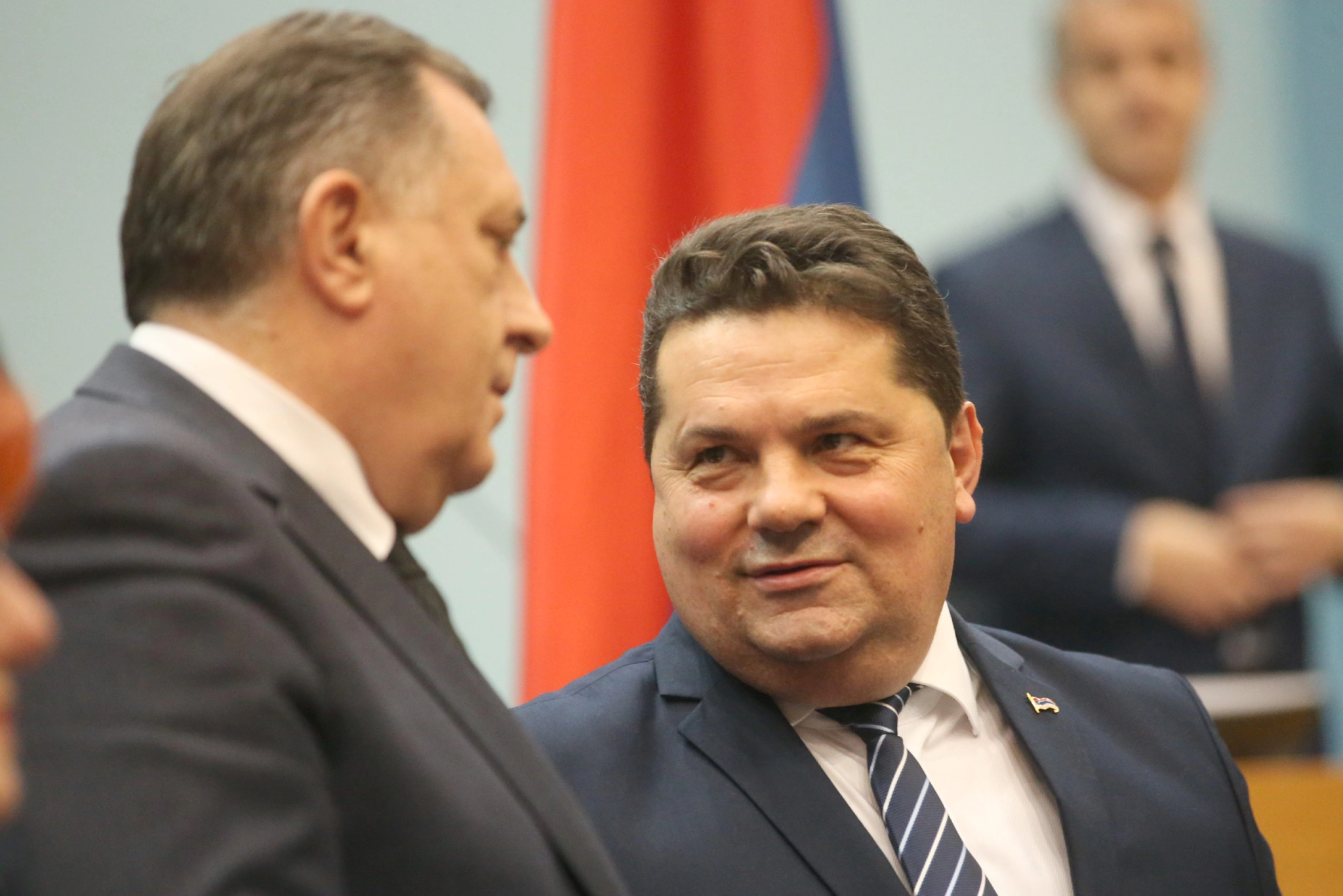 Keš na ruke umjesto plaća na račun i za sankcionirane lidere RS-a ...